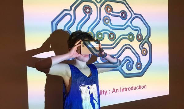 Youth Hub Visitors Get Introduction to Virtual Reality – Toronto Public ...